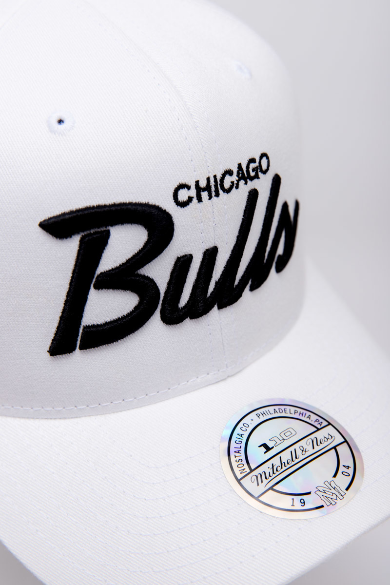 CHICAGO BULLS WHITE/BLACK BASIC SCRIPT SNAPB | Stateside Sports