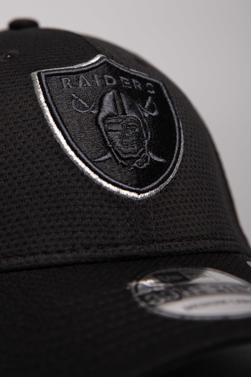 OAKLAND RAIDERS TONE TECH 39THIRTY CAP- BLACK | Stateside Sports